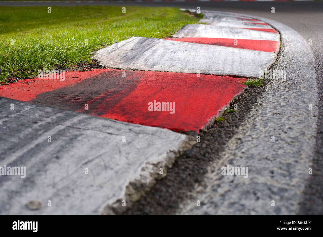 Race Track Kerb mit Reifenspuren. Rote und weiße Bordsteinkanten auf ...