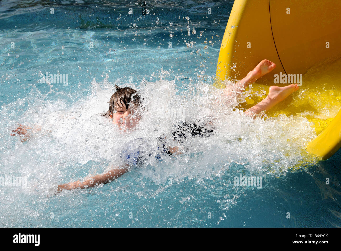 Kind auf der wasserrutsche -Fotos und -Bildmaterial in hoher Auflösung ...