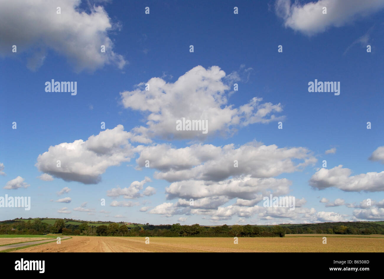 Cumulus nimbus clouds -Fotos und -Bildmaterial in hoher Auflösung – Alamy
