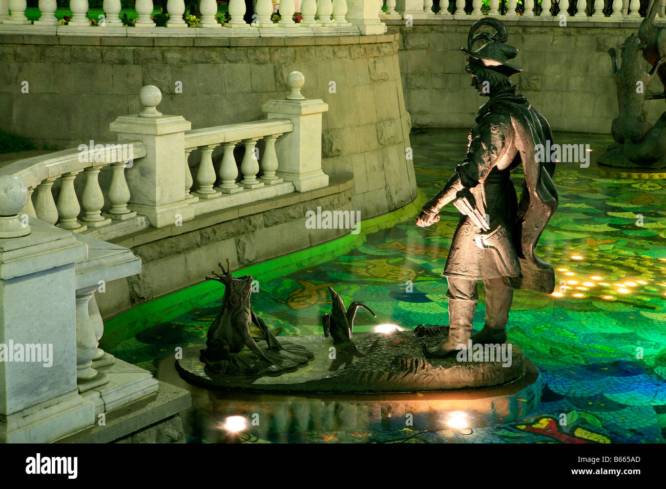 Statue der Märchen "Der Froschkönig" an der Neglinnaya Fluss zwischen ...