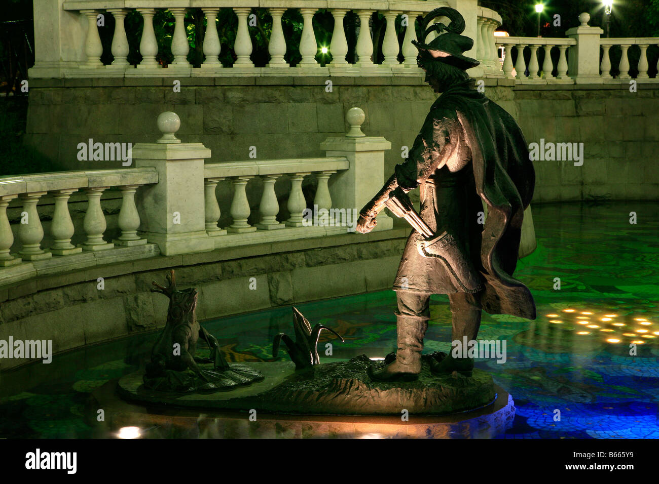 Statue der Märchen "Der Froschkönig" an der Neglinnaya Fluss zwischen ...