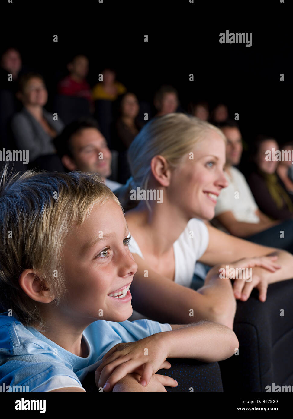 Mutter und Sohn einen Film Stockfotografie - Alamy