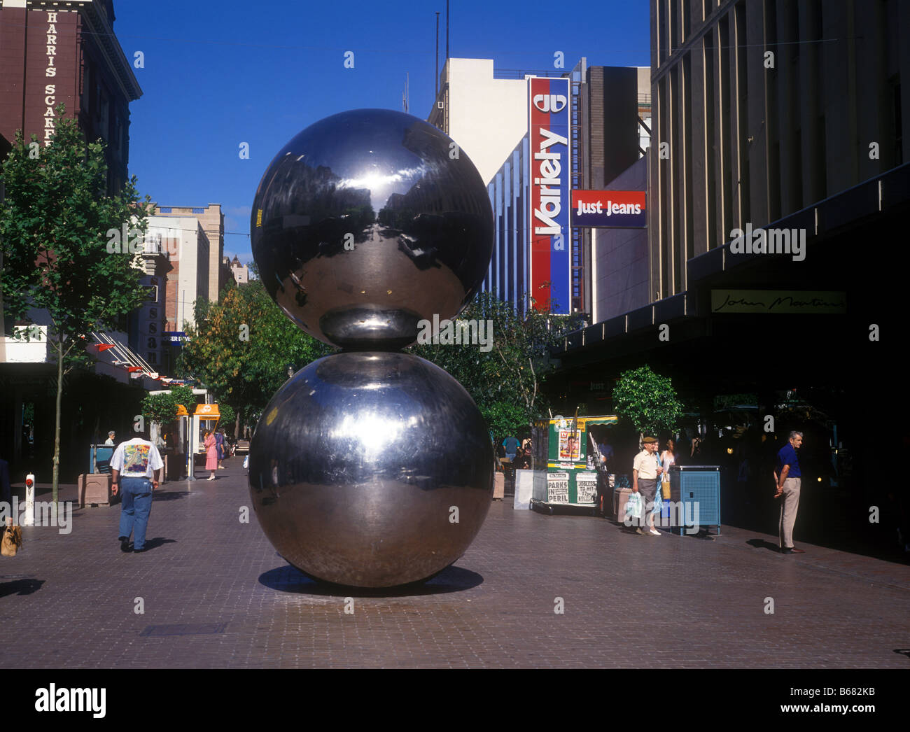 Moderne Skulptur "The Malls Balls" in Rundle Mall das größte ...