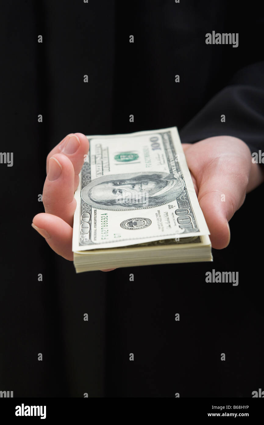 Person, die hundert-Dollar-Scheine, close-up von hand Stockfotografie ...