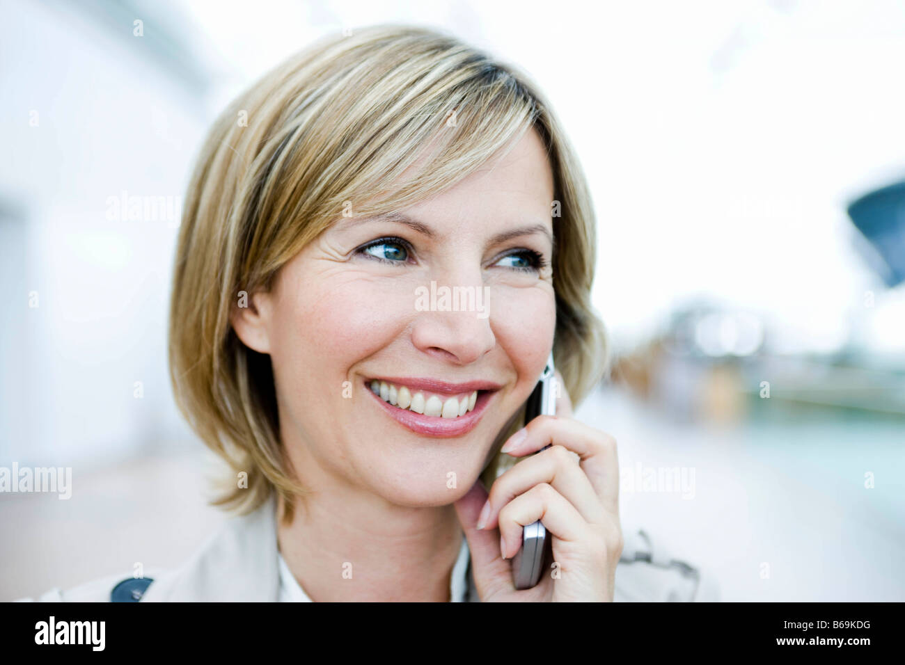 Handy Sehen Stockfotos und -bilder Kaufen - Alamy