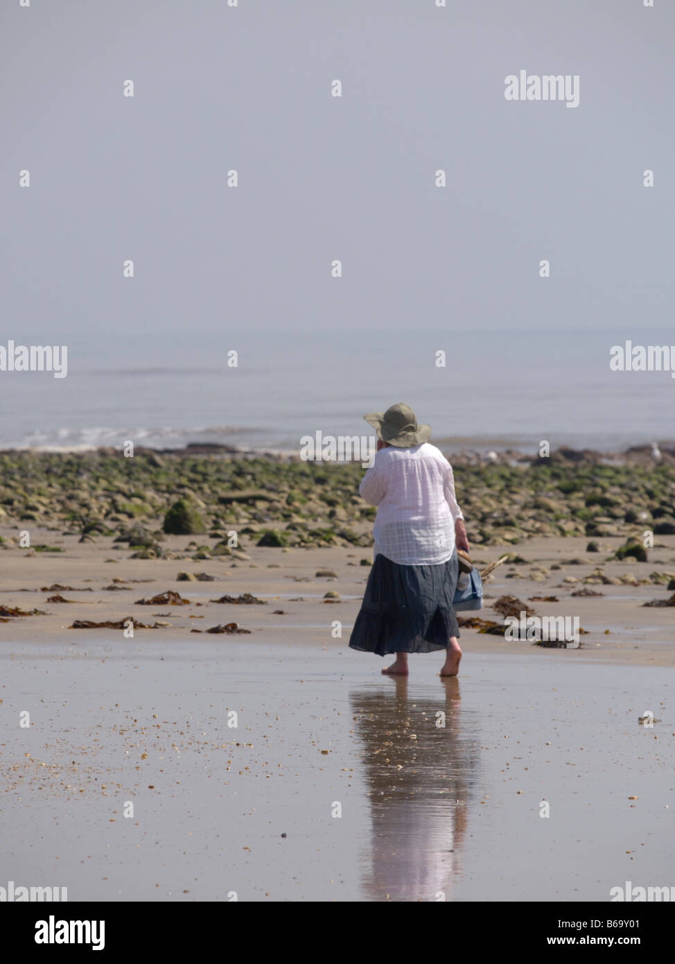 Single frau am strand -Fotos und -Bildmaterial in hoher Auflösung – Alamy