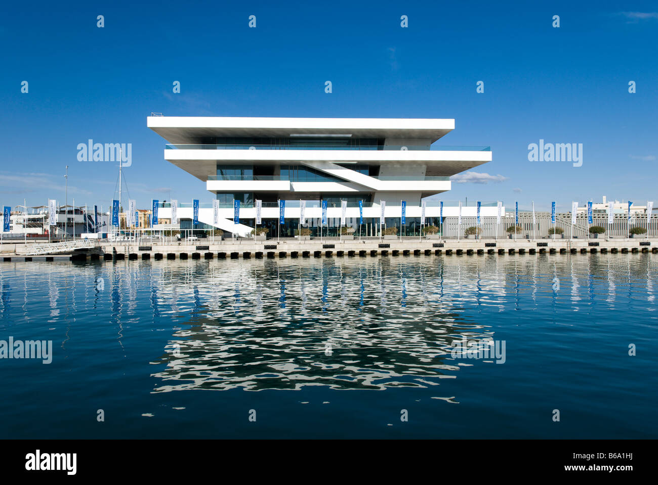 America s Cup Pavillon Veles e Vents oder Segel Wind im Hafen von ...