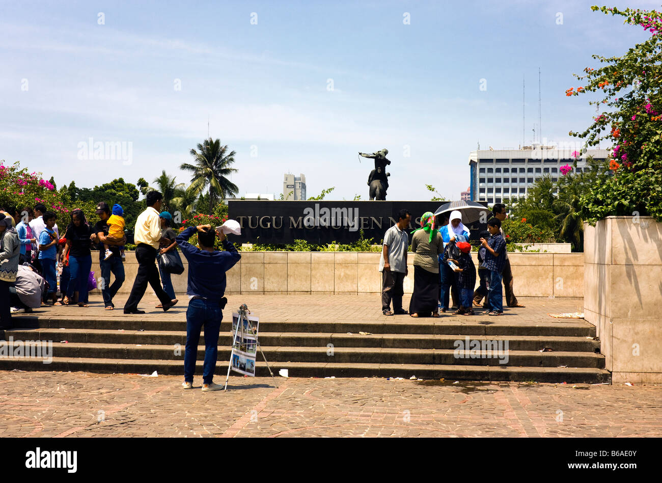 Touristen vor dem Tugu-Denkmal auf dem Unabhängigkeitsplatz in Jakarta ...