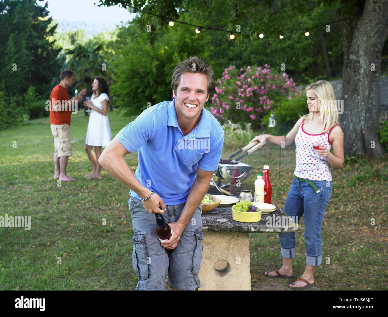 Paar Beim Grillen Stockfotos und -bilder Kaufen - Alamy
