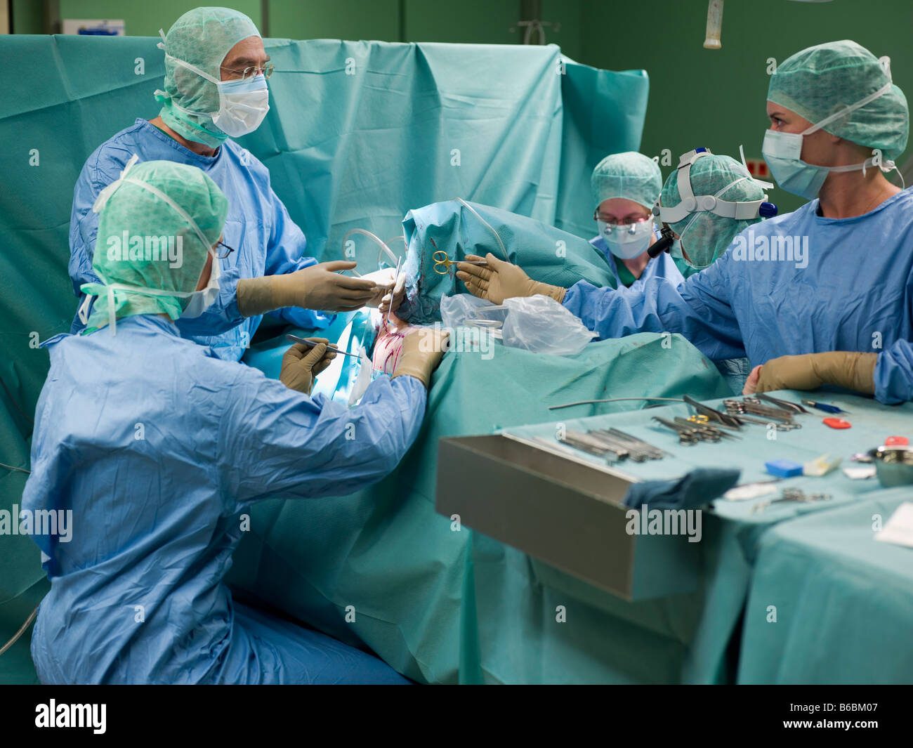 Chirurgen mit masken und roben -Fotos und -Bildmaterial in hoher ...