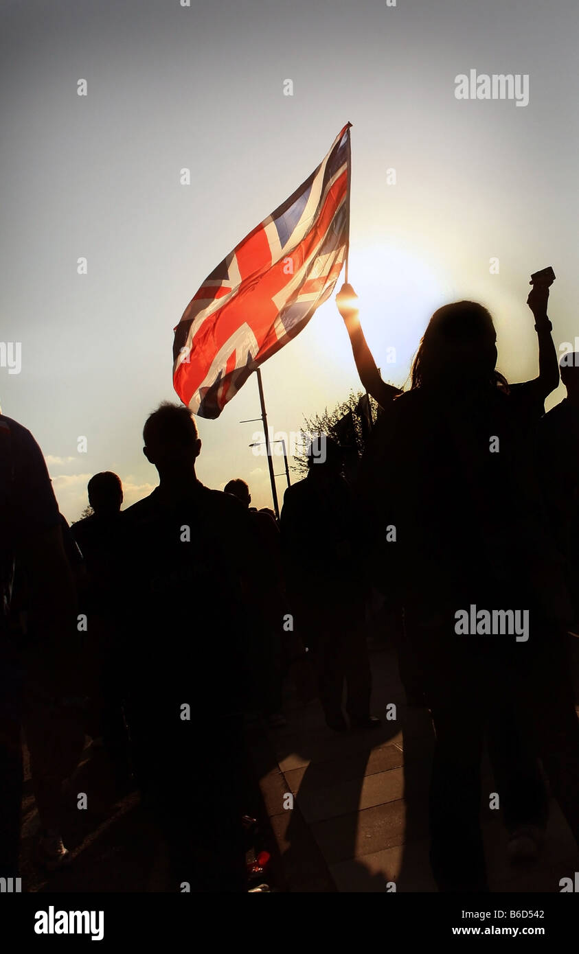 Menschenmenge fans union jack flagge -Fotos und -Bildmaterial in hoher ...