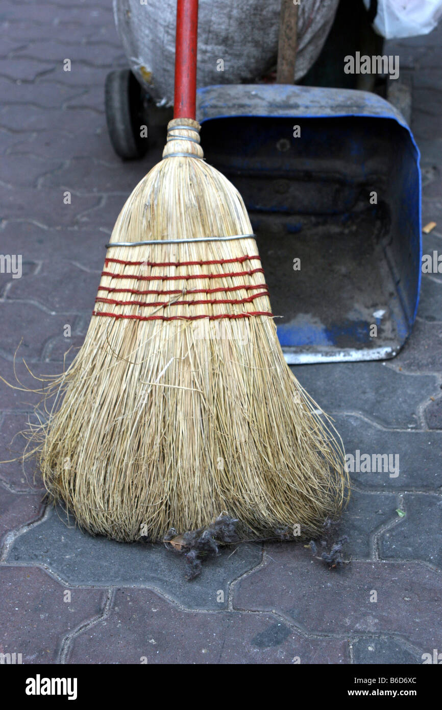 Alte besen -Fotos und -Bildmaterial in hoher Auflösung – Alamy