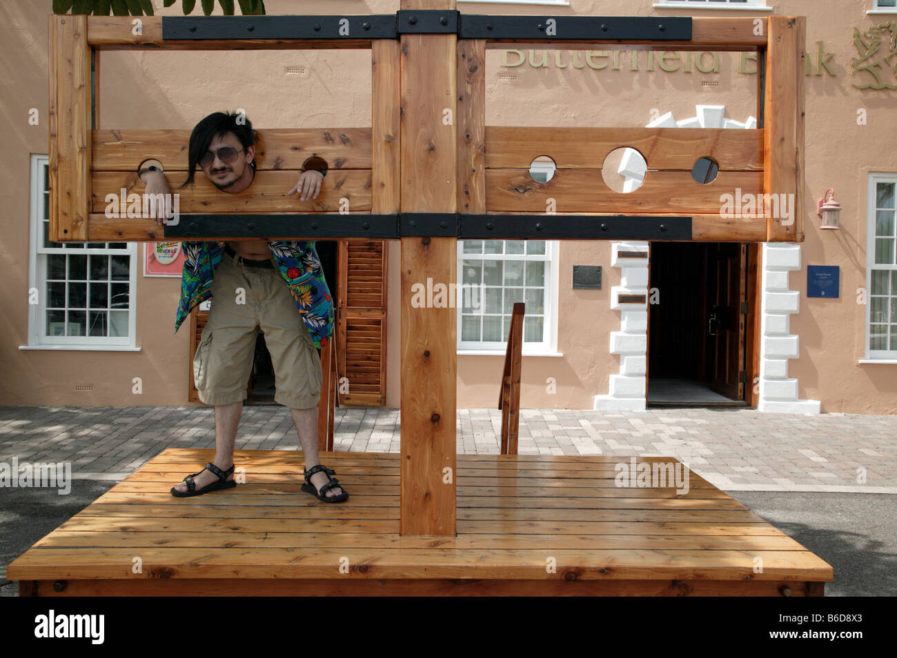 Mann steht am pranger -Fotos und -Bildmaterial in hoher Auflösung – Alamy