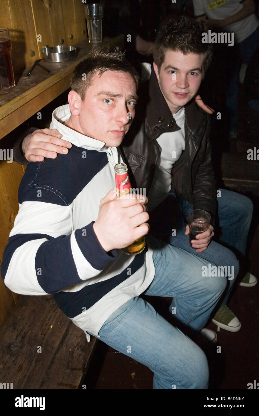Zwei junge polnische Männer trinken in einem Londoner pub ...