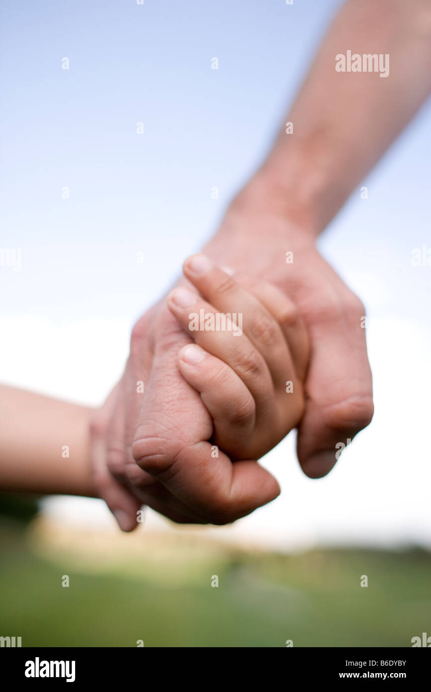 Vater und Sohn Hand in Hand Stockfotografie - Alamy