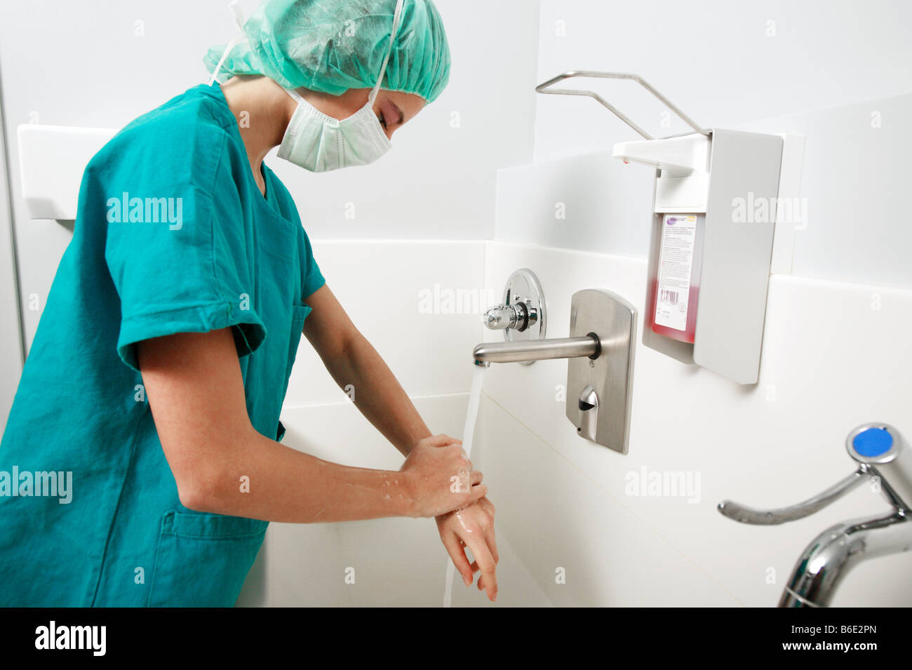 Schrubben Sie. Chirurg Reinigung Herhands vor der Operation ...