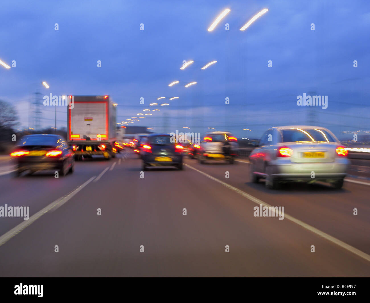 Fahrzeuge fahren -Fotos und -Bildmaterial in hoher Auflösung – Alamy