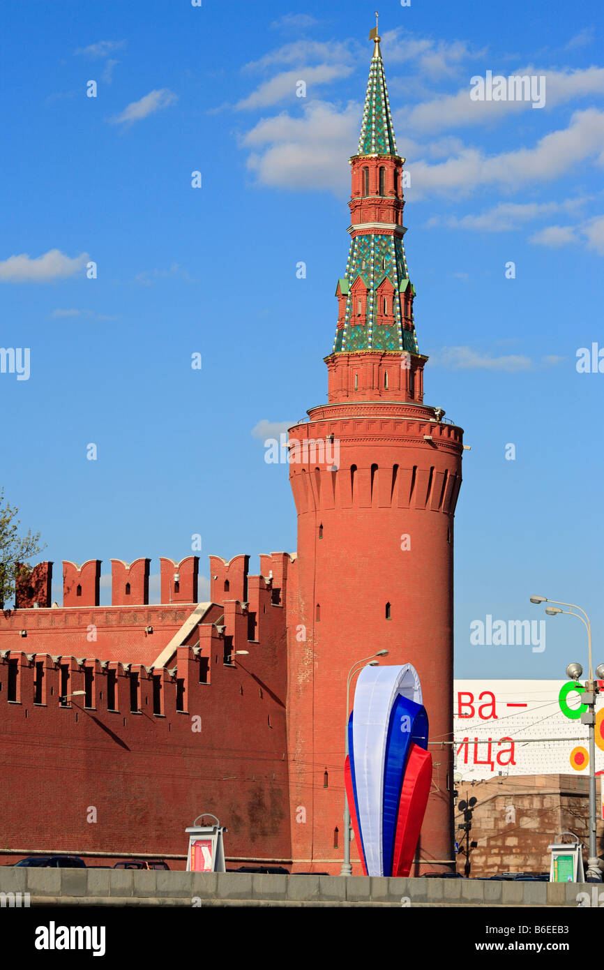 Turm aus rotem Backstein und Wand des Moskauer Kreml, Stadtarchitektur ...