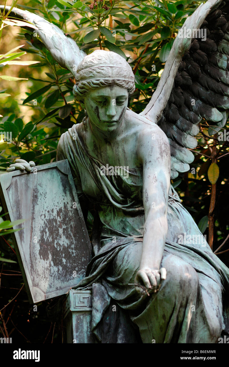 Historische Statue eines Engels in Ohlsdorfer Friedhof in Hamburg ...