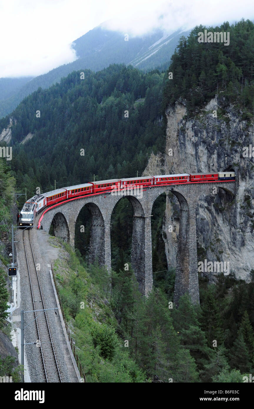 RhB, Rhätische Bahn Zug überquert das Landwasser-Viadukt bei Filisur ...