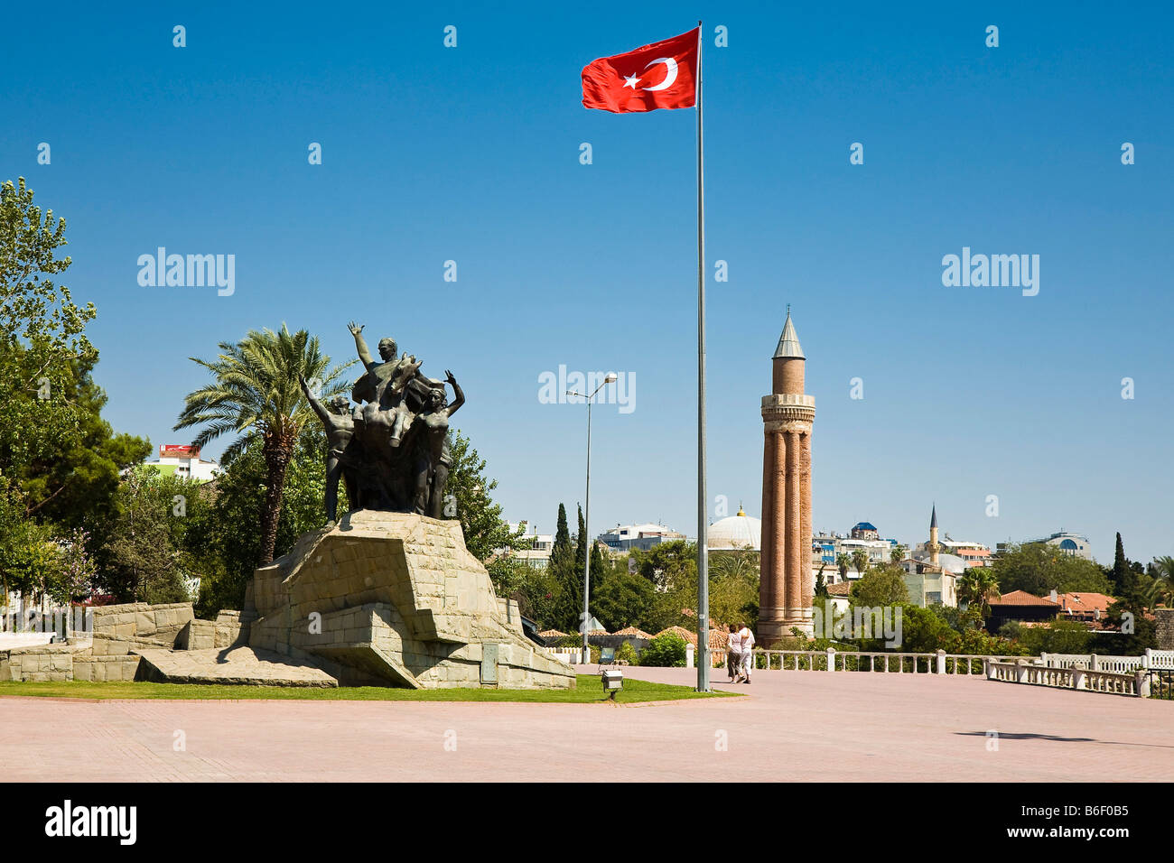 Türkische Flagge und Yivli Minare Moschee in Antalya, Türkei, Asien ...
