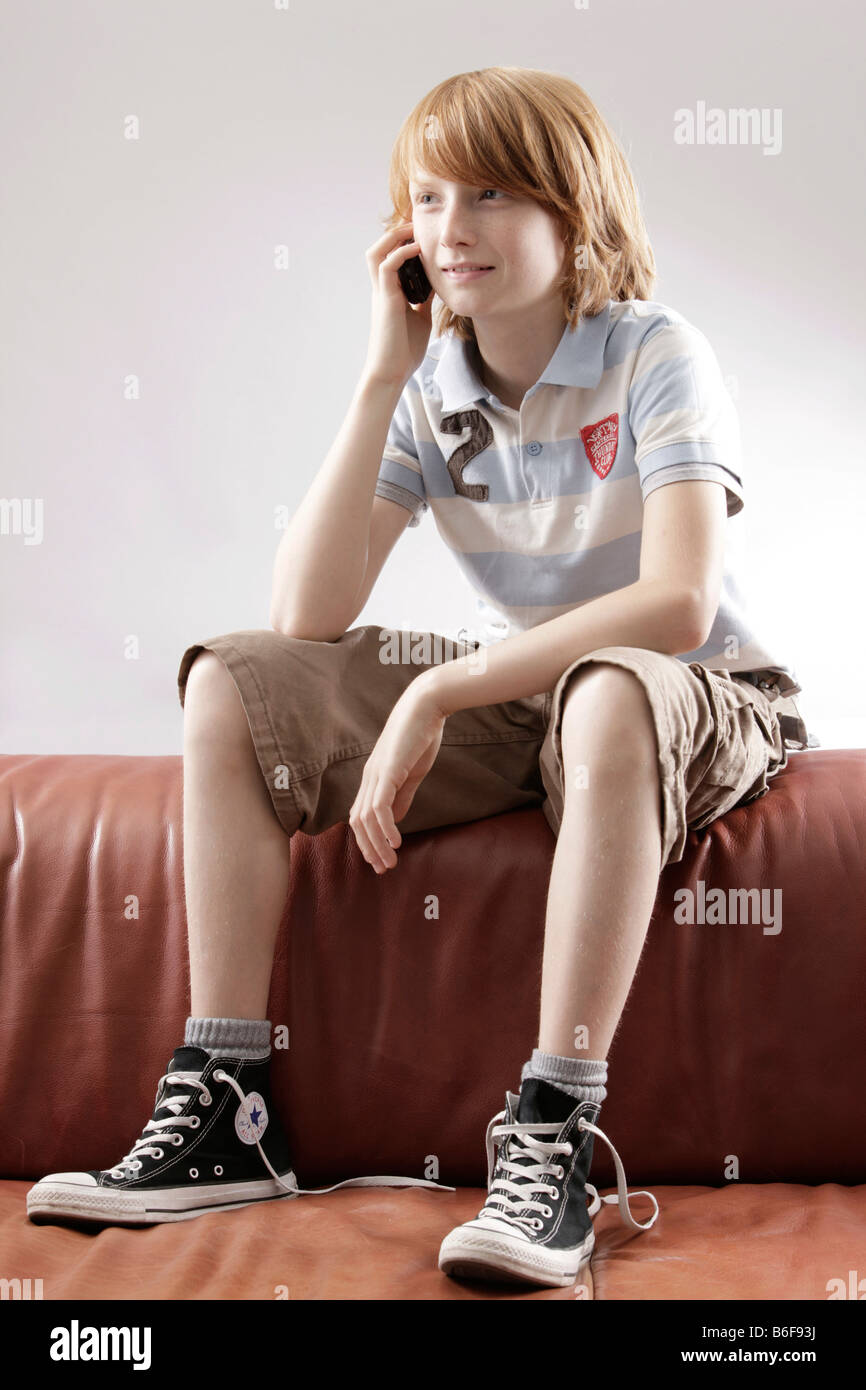 12 jähriger junge sofa -Fotos und -Bildmaterial in hoher Auflösung – Alamy
