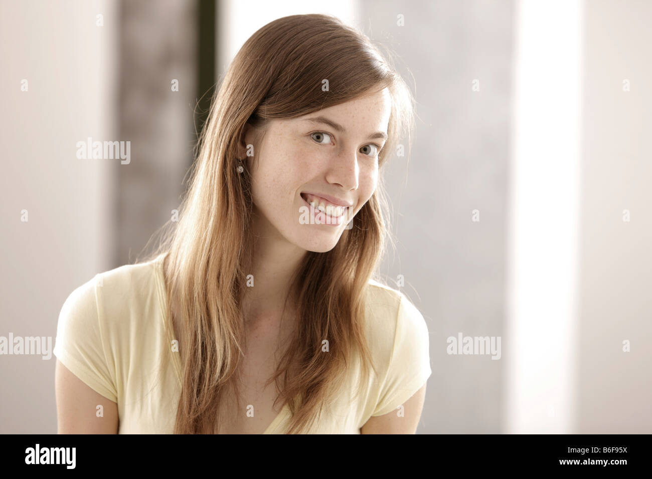 15 year old brunette girl -Fotos und -Bildmaterial in hoher Auflösung ...