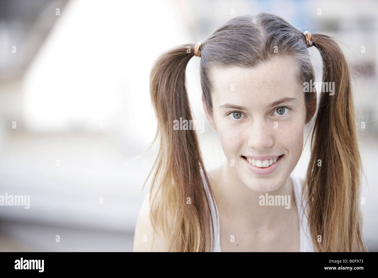 17 Jahre altes Mädchen mit ihrem Haar in einem Pferdeschwanz, Lächeln ...
