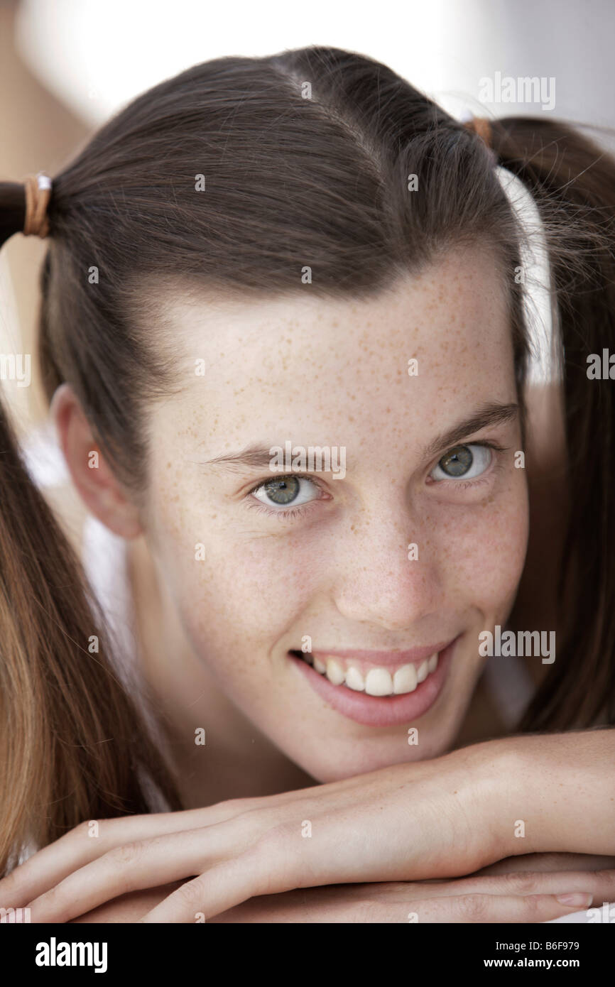 17 Jahre altes Mädchen mit ihrem Haar in einem Pferdeschwanz, Lächeln ...