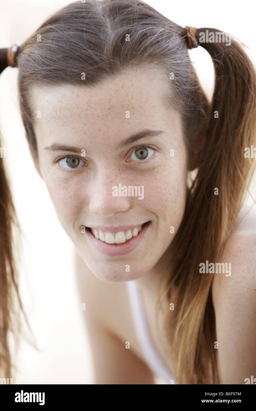 17 Jahre altes Mädchen mit ihrem Haar in einem Pferdeschwanz, Lächeln ...