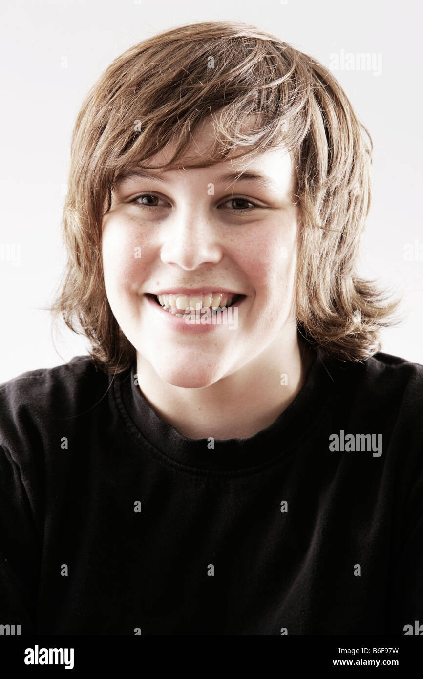 14-jähriger lächelnde junge Blick in die Kamera Stockfotografie - Alamy