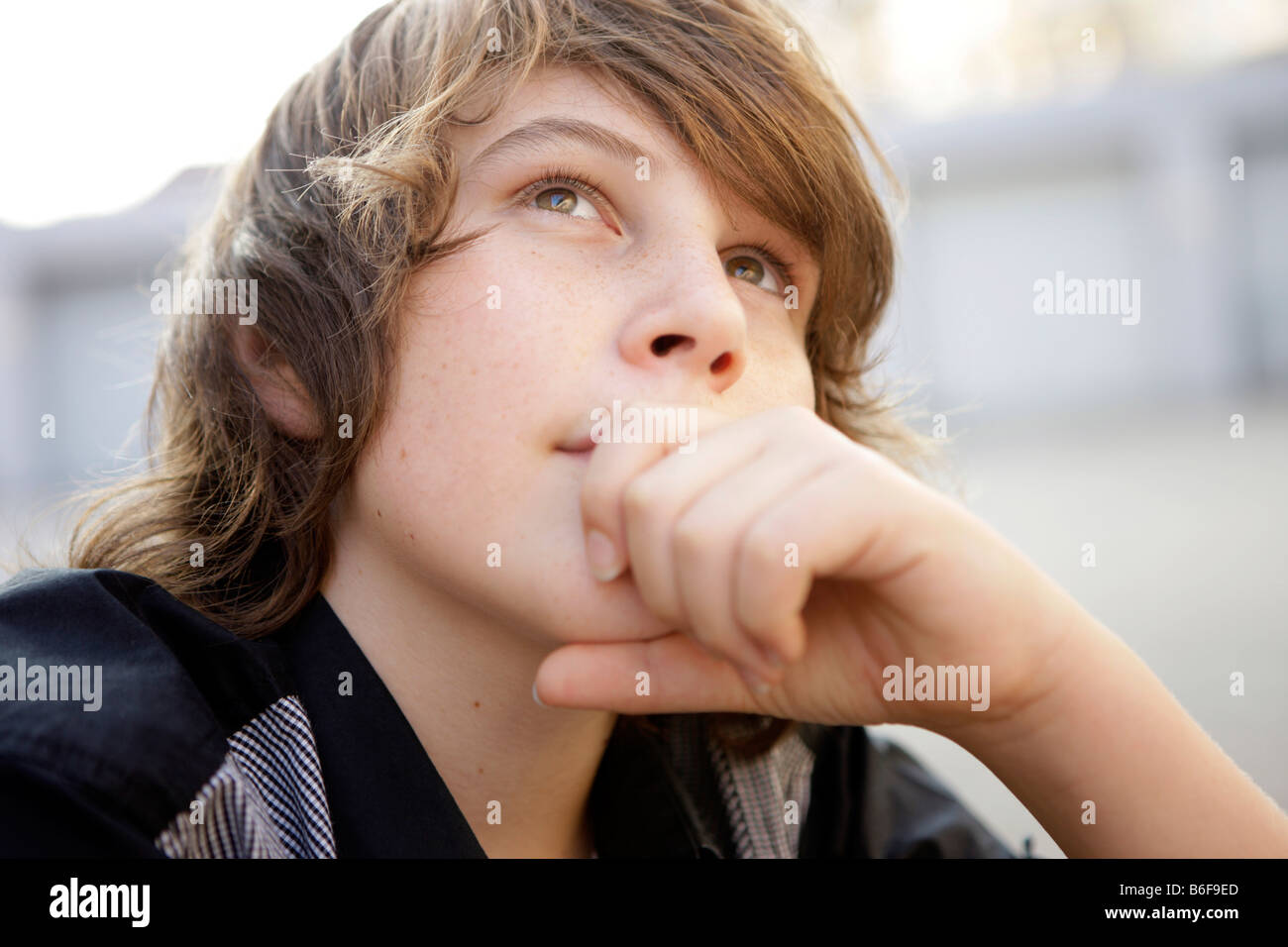 14 jähriger junge mit langen haaren -Fotos und -Bildmaterial in hoher ...