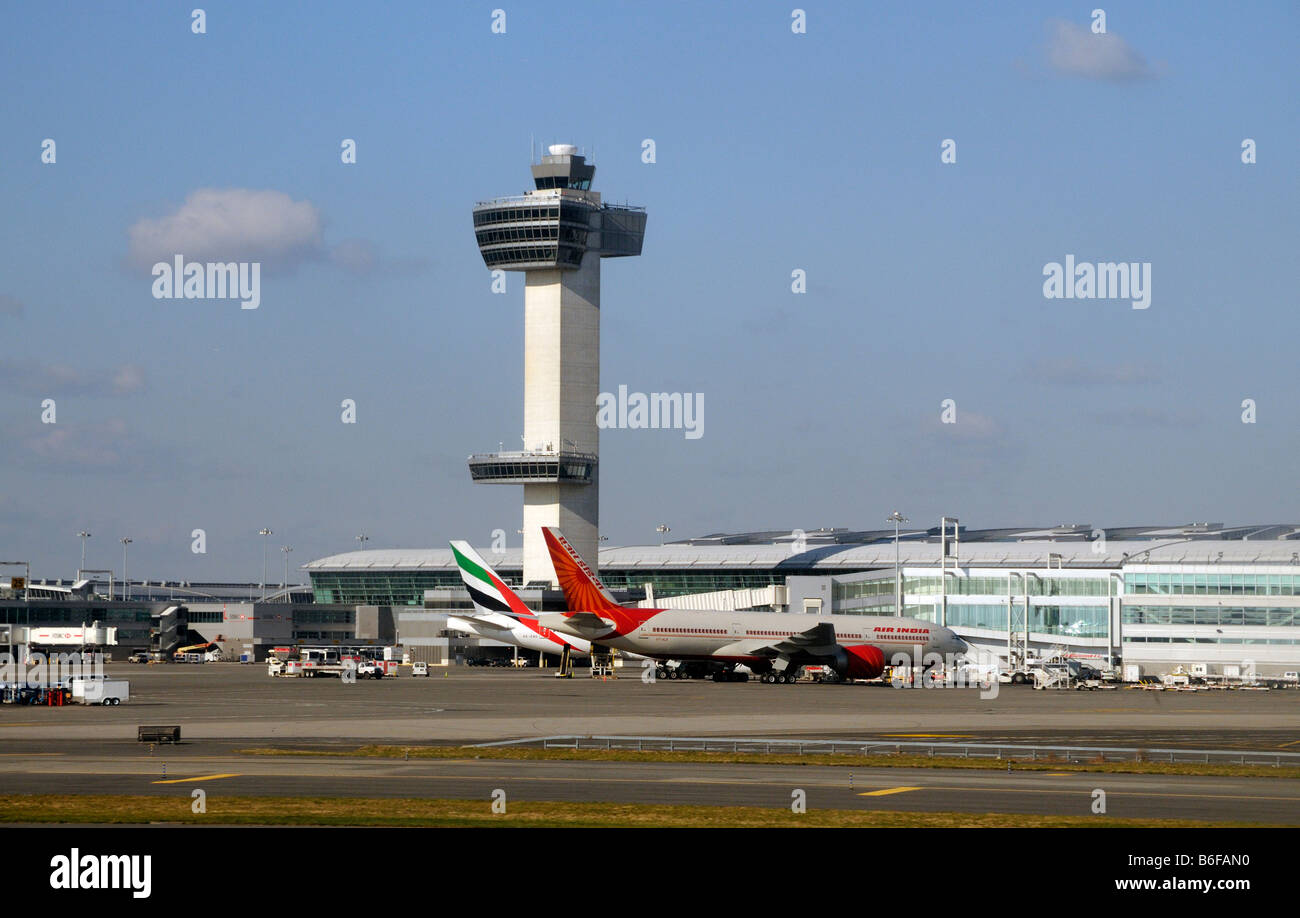 Flughafen JFK New York Amerika USA Control tower Flugzeuge und Rollweg ...