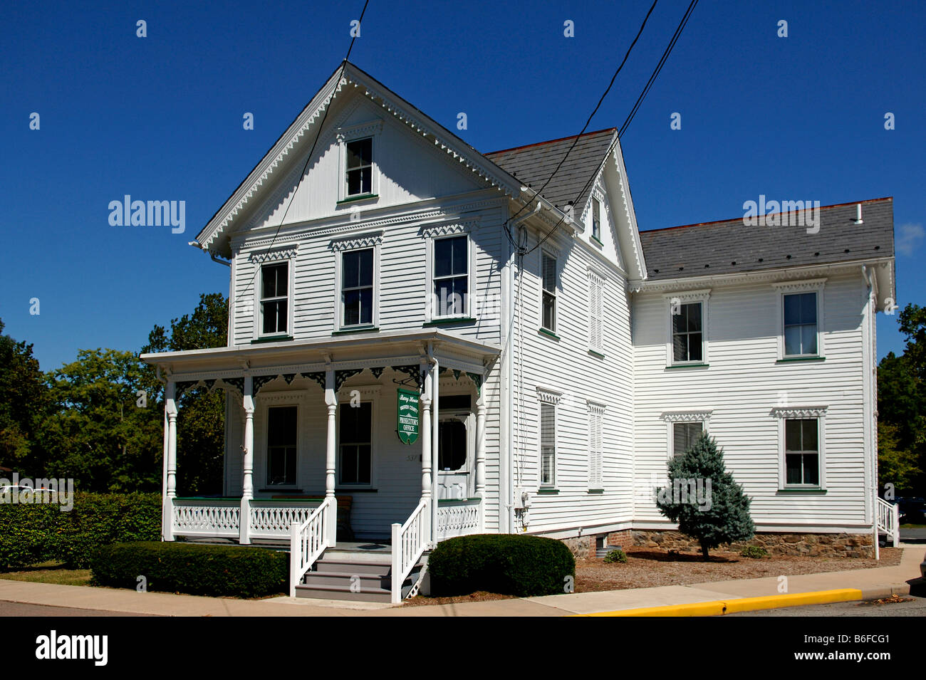 Haus mit veranda -Fotos und -Bildmaterial in hoher Auflösung – Alamy
