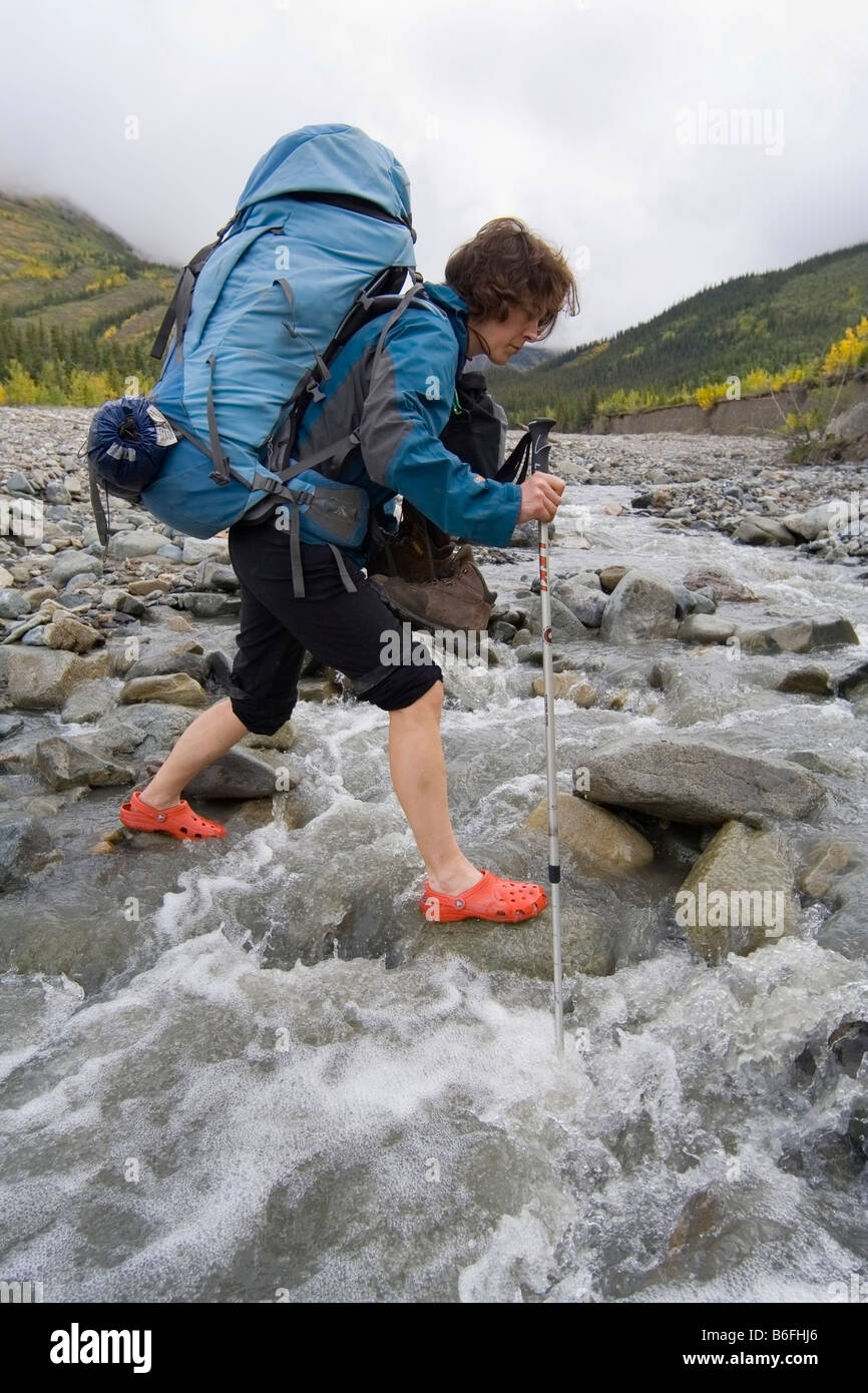 Junge Frau, Backpacker, Wanderer, waten durch einen Bach, St. Elias ...