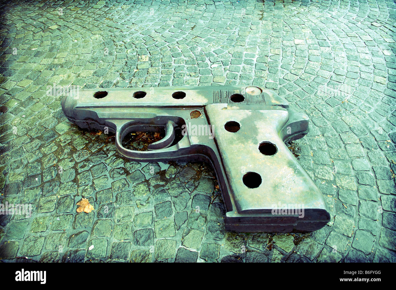 Pistole revolver pistole skulptur -Fotos und -Bildmaterial in hoher ...