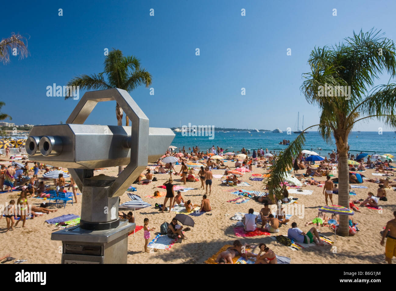 People sunbathing on cannes beach -Fotos und -Bildmaterial in hoher ...