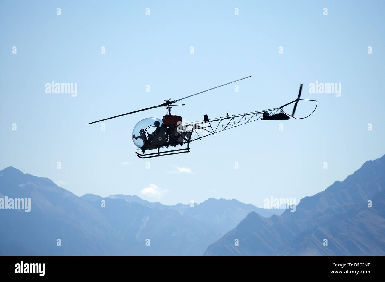 Vintage bell 47 helicopter -Fotos und -Bildmaterial in hoher Auflösung ...