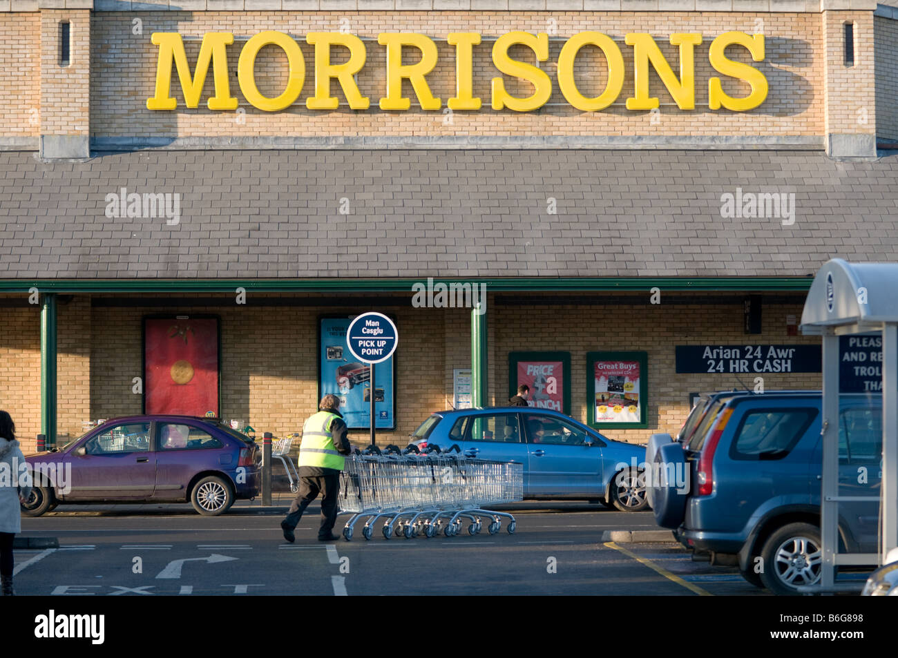 Mann schiebt einkaufswagen -Fotos und -Bildmaterial in hoher Auflösung ...