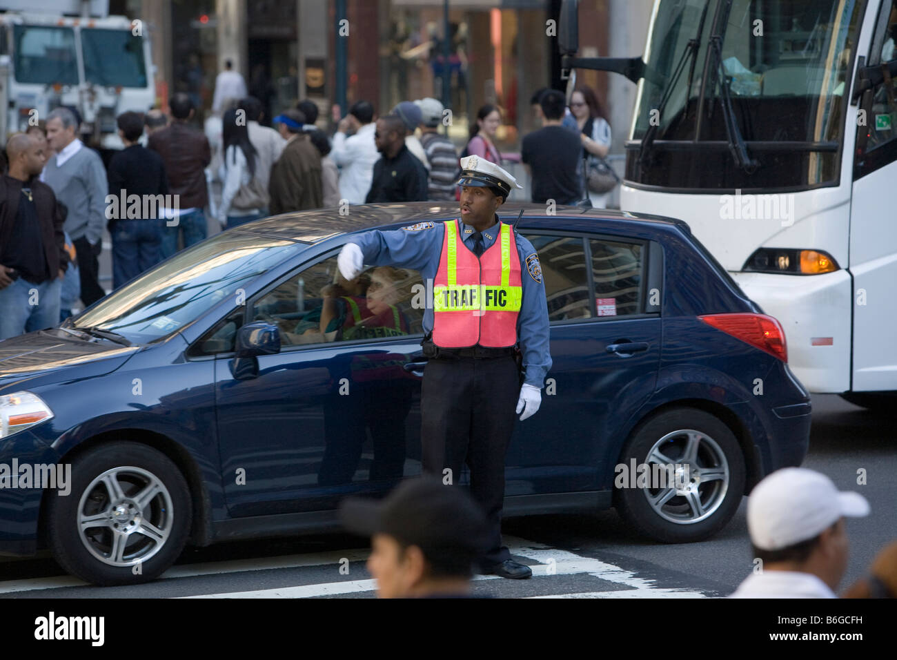 Traffic cop directing new york -Fotos und -Bildmaterial in hoher ...