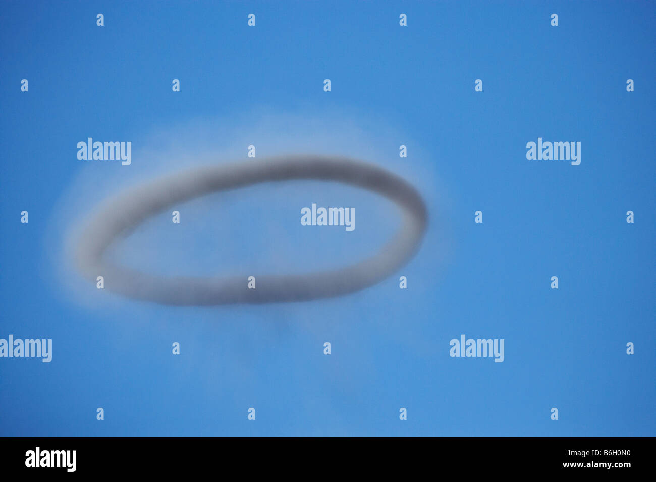 Smoke Ring nach kontrollierten Explosionen in Warbirds Over Wanaka ...