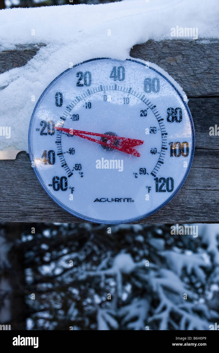 Thermometer minus degrees -Fotos und -Bildmaterial in hoher Auflösung ...