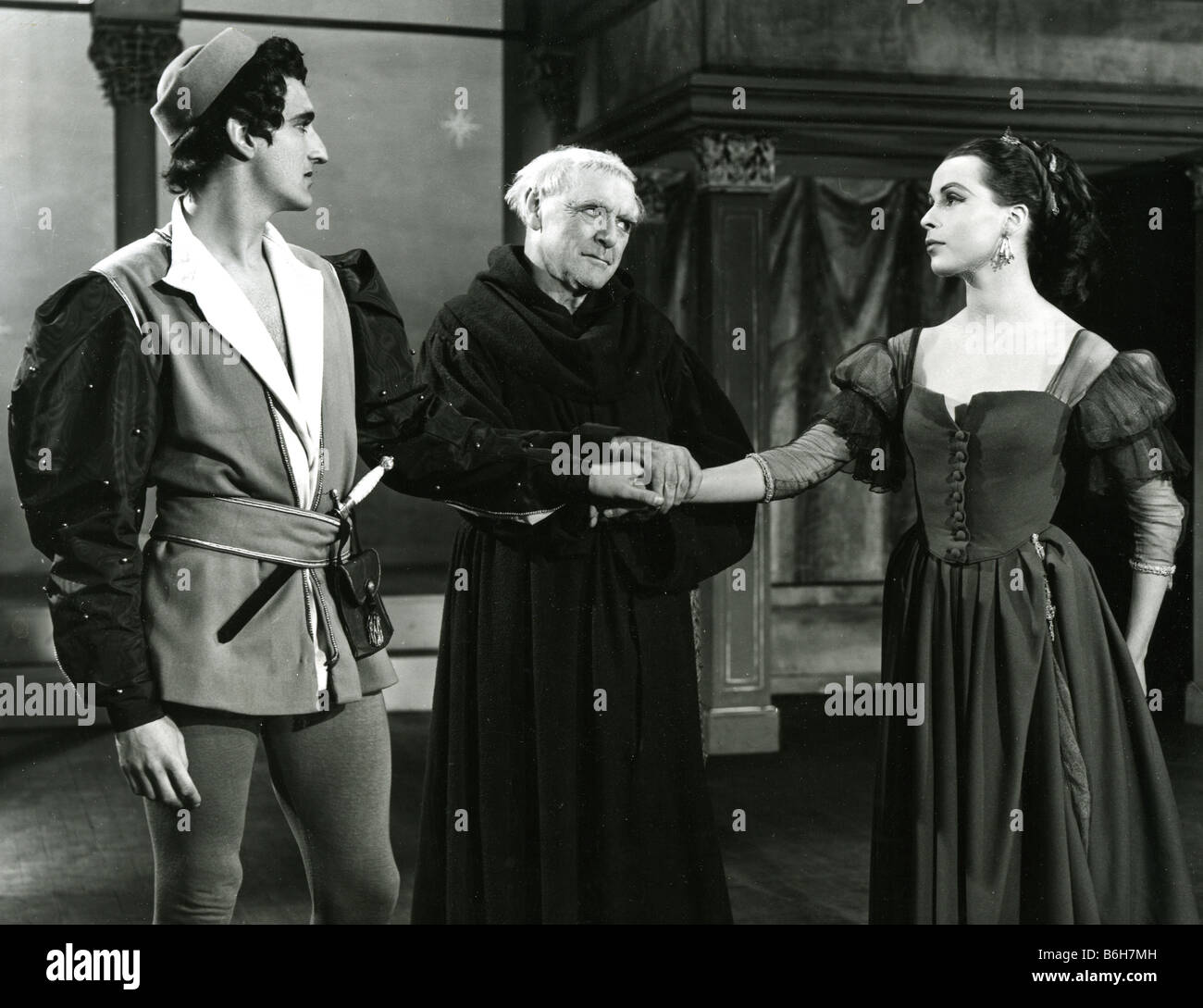 CLAIRE BLOOM als Juliet, Alan Badel als Romeo und Louis Casson als der ...