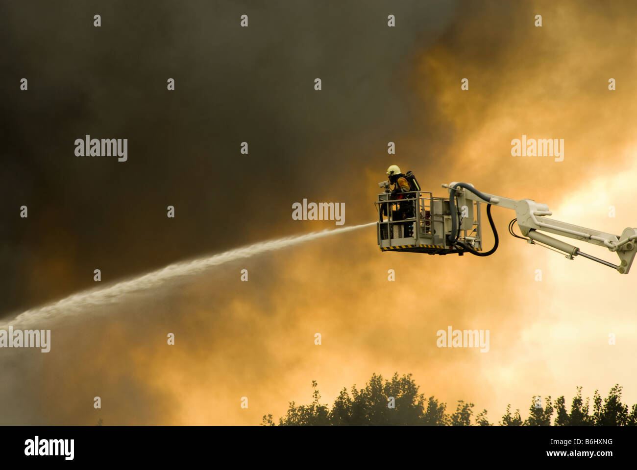 Feuer löschen feuerwehr kran -Fotos und -Bildmaterial in hoher ...