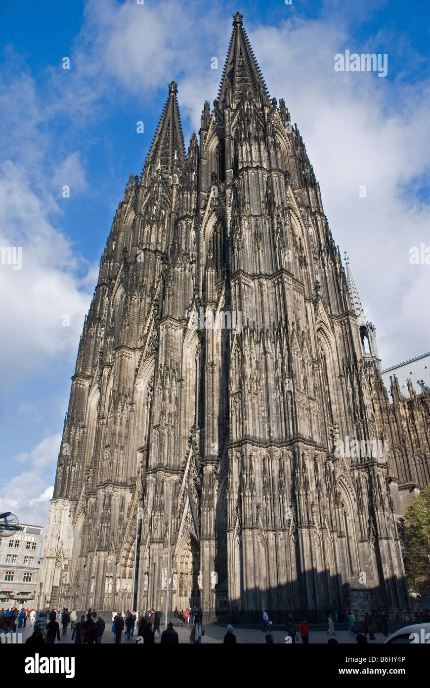Kölner Dom, Deutschland. Die riesige Türme an der Westfront zwischen ...