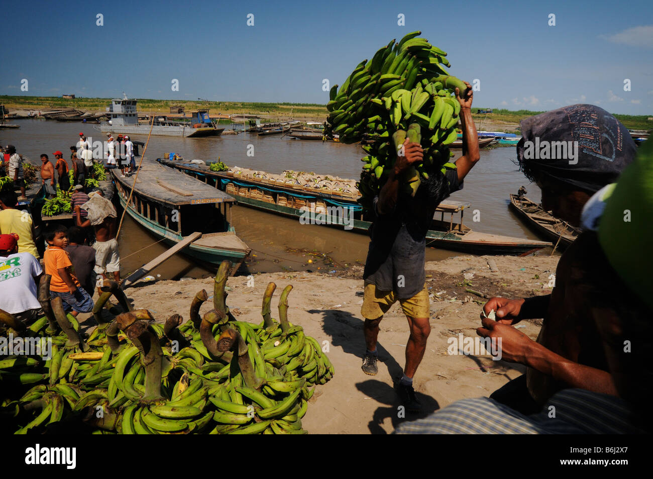 Ein Schiffsbelader entladen Bananen in den Hafen von Pucallpa in den ...