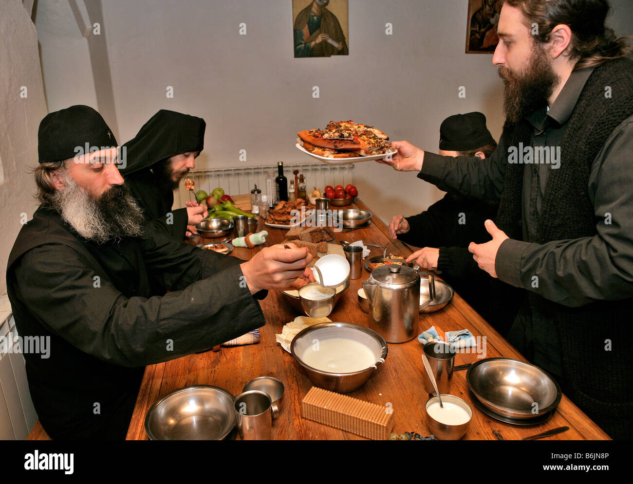 Serbisch-orthodoxe Mönche und Priester Essen gemeinsam im 14 ...