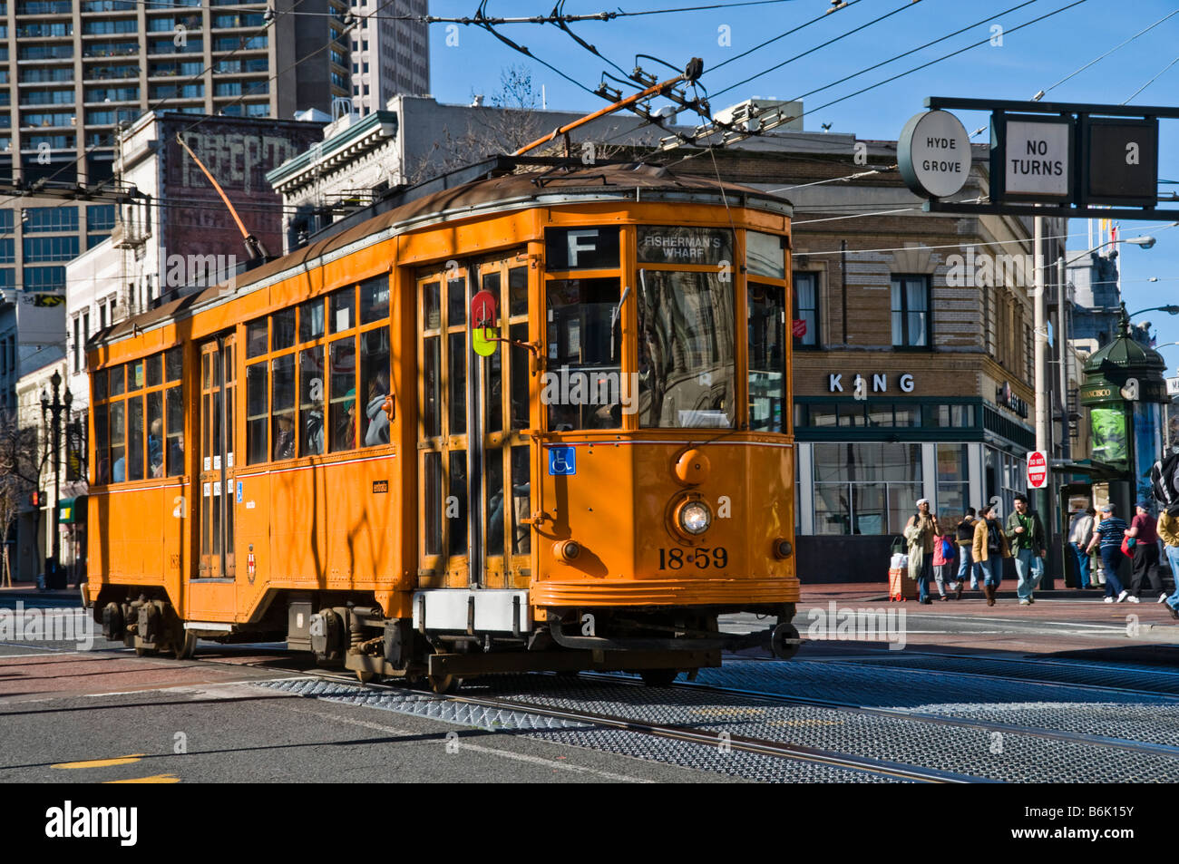 Electric trolley bus on street -Fotos und -Bildmaterial in hoher ...