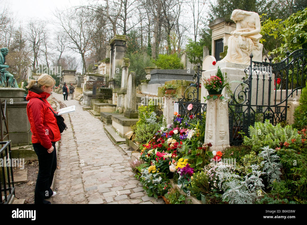 Das Grab von Frédéric Chopin im Friedhof Pere Lachaise in Paris ...