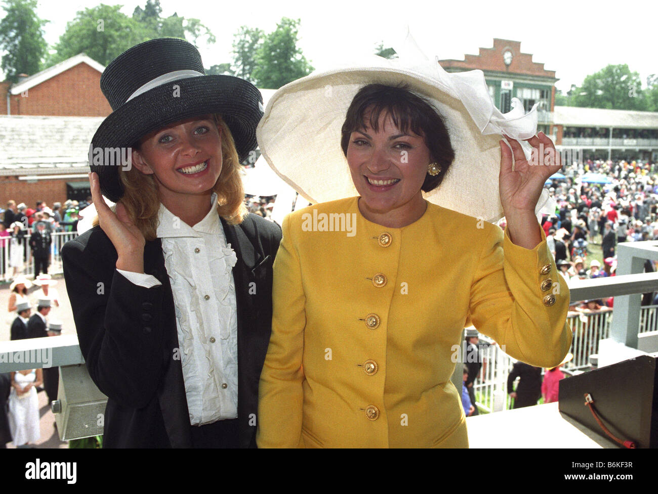 TV Moderatoren Lorraine Kelly richtig und Wetter Mädchen Sally Meen am ...